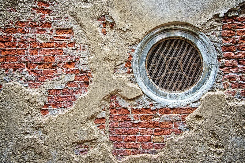 Ventana Circular En Una Pared Vieja Foto de archivo - Imagen de ciudad ...
