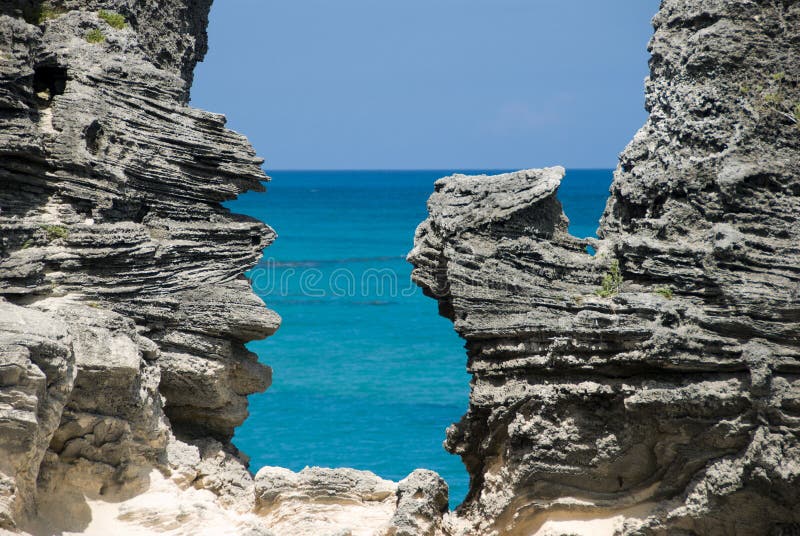 Ventana a la playa rocosa imagen de archivo. Imagen de roca - 15866291