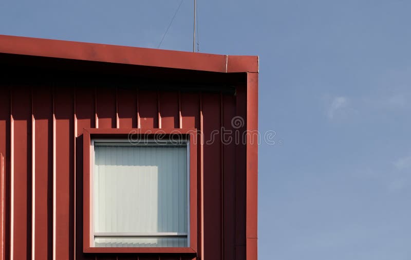 Ventana Rectangular Sobre La Fachada Roja Del Edificio Imagen de ...