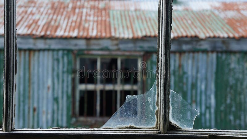 Ventana rota sucia imagen de archivo. Imagen de abandonado - 44703819