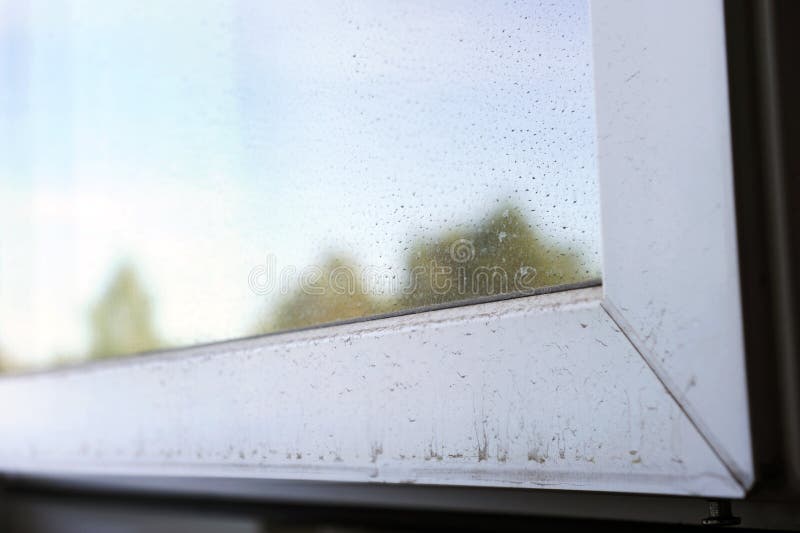 Ventana Sucia De Pvc Blanca En Un Edificio Residencial. Foto de archivo ...