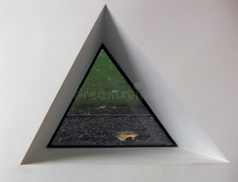 Ventana triangular imagen de archivo. Imagen de pared - 23447637