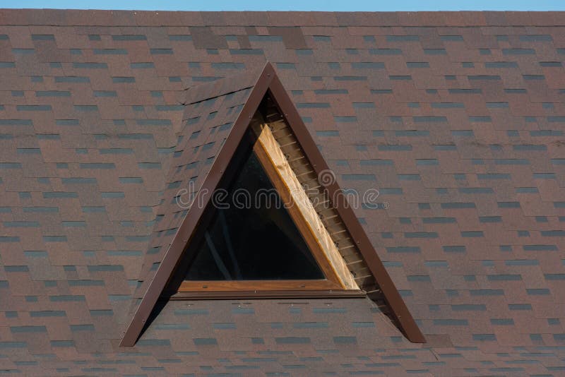 Ventana Triangular Del ático En El Tejado Imagen de archivo - Imagen de ...