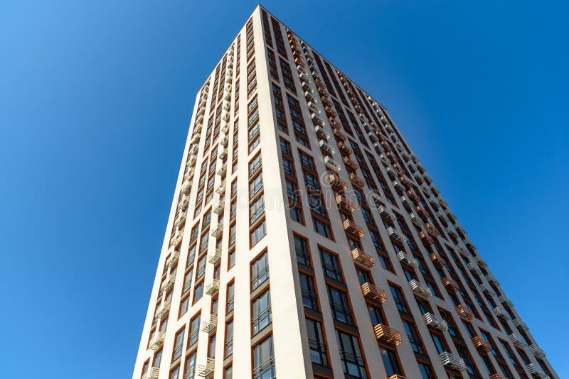 Ventanas De Chapa. Casa Alta Alta Con Muchos Pisos Imagen de archivo ...