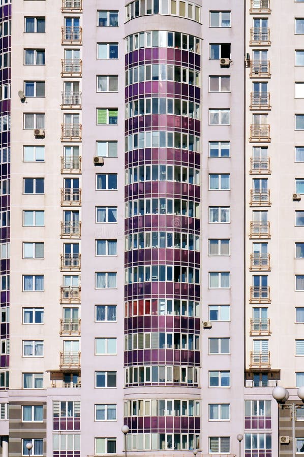 Ventanas En La Fachada De Un Edificio De Apartamentos Moderno Foto de ...