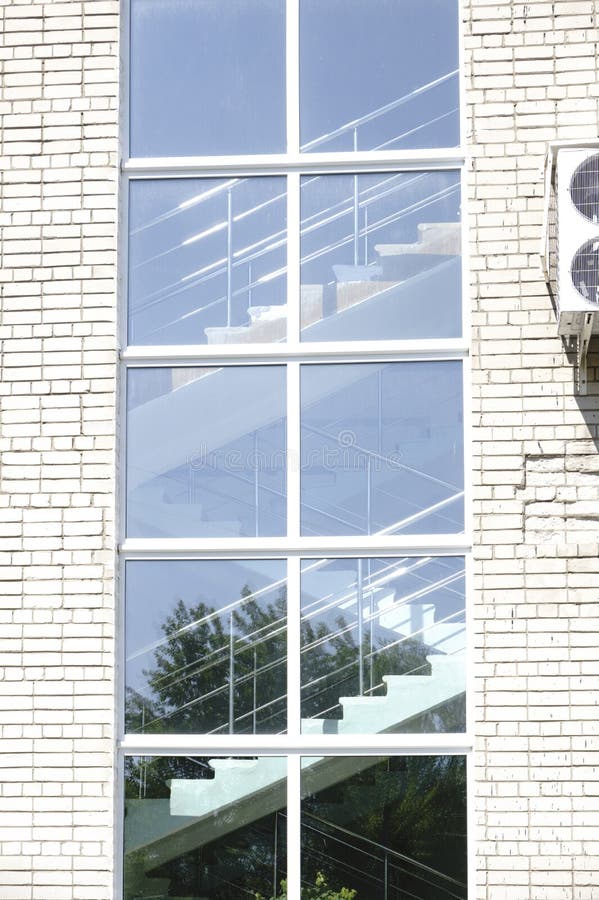 Ventanas Muy Altas En La Casa Foto de archivo - Imagen de edificio ...