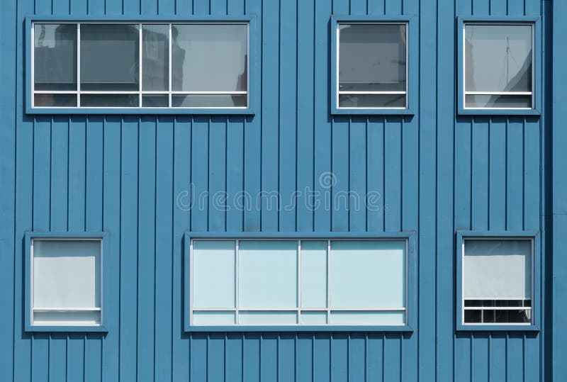 Ventanas Rectangulares Con Fachada Azul Foto de archivo - Imagen de ...