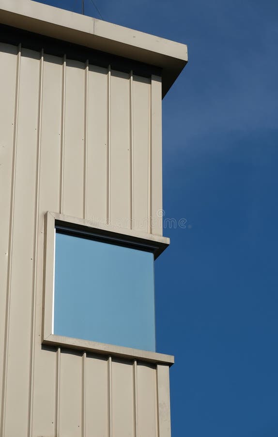 Ventanas Rectangulares Sobre La Fachada De Un Edificio Ondulado Imagen ...