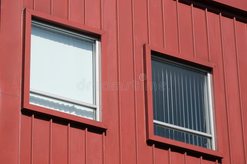 Ventanas Rectangulares Sobre La Fachada Roja Del Edificio Foto de ...
