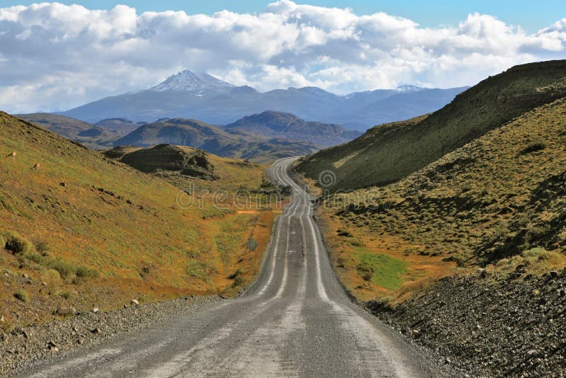 A Estrada Do Cascalho Ao Longo Da Costa Do Lago Pehoe Imagem de Stock ...