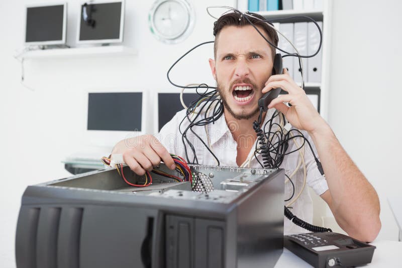 Verärgerter Computertechniker, Der Einen Anruf Macht Stockbild - Bild ...