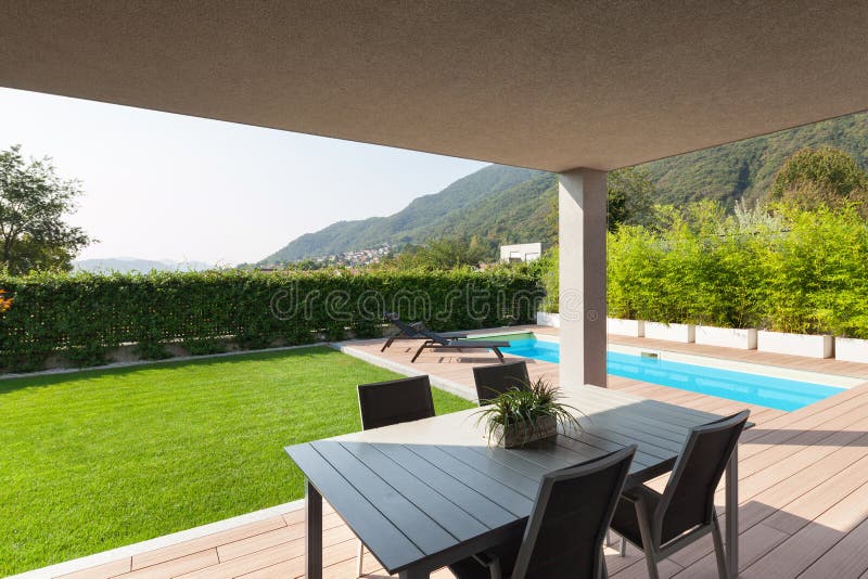 Veranda Di Una Casa Moderna Fotografia Stock - Immagine di aperto ...