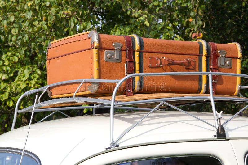 Verander Koffer am Autodach Stock Foto - Image of reizen, levensstijl ...