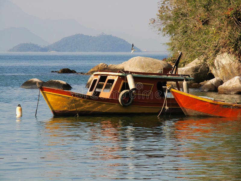 Verankerde Boten En Kleurrijke Neoklassieke Huizen in Baai Van Het ...