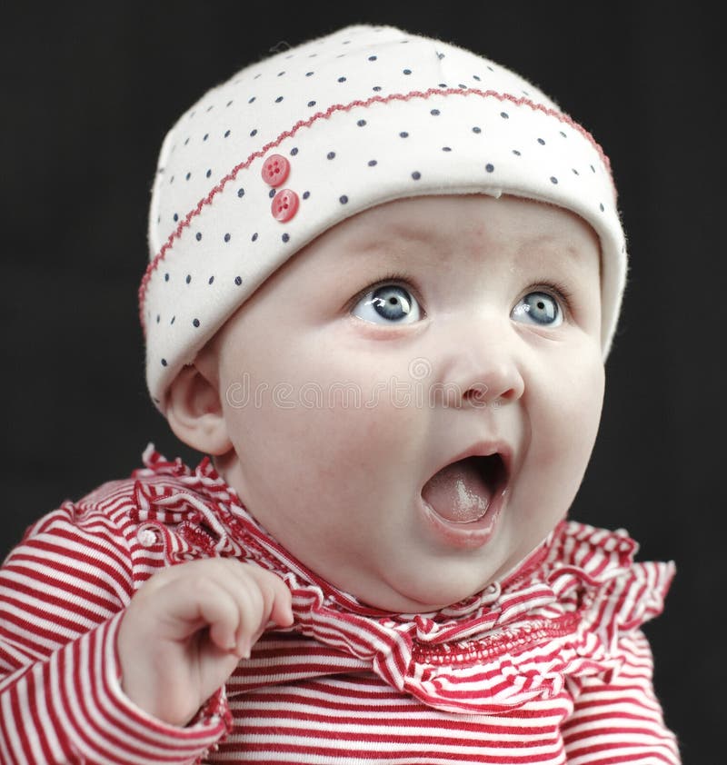 Verbaasd Babymeisje Met Grote Blauwe Ogen Stock Foto - Image of meisje ...