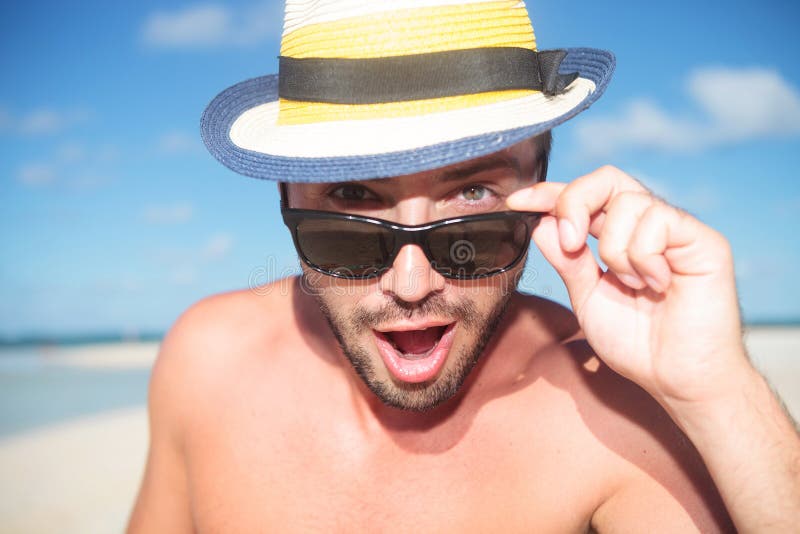 Verbaasde Jonge Knappe Mens Op Het Strand Stock Afbeelding - Image of ...