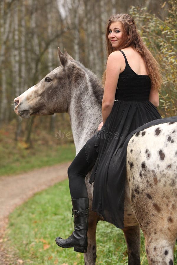 Verbazend Meisje Met Lang Haar Dat Een Paard Berijdt Stock Afbeelding ... Verbazend Meisje Met Lang Haar Dat Een Paard Berijdt Stock Afbeelding ...