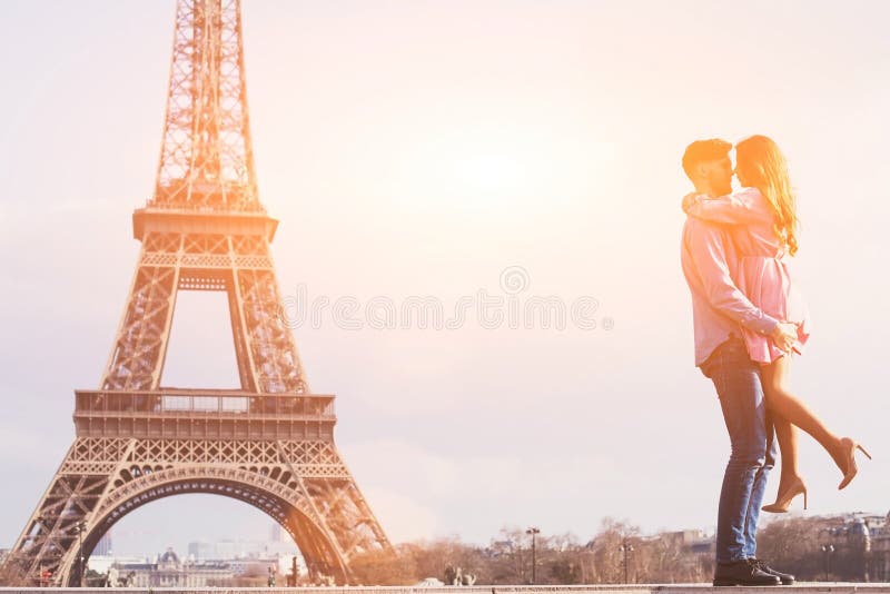 Verbinden Sie Nahe Eiffelturm, Liebe, Flitterwochen in Paris Stockfoto ...