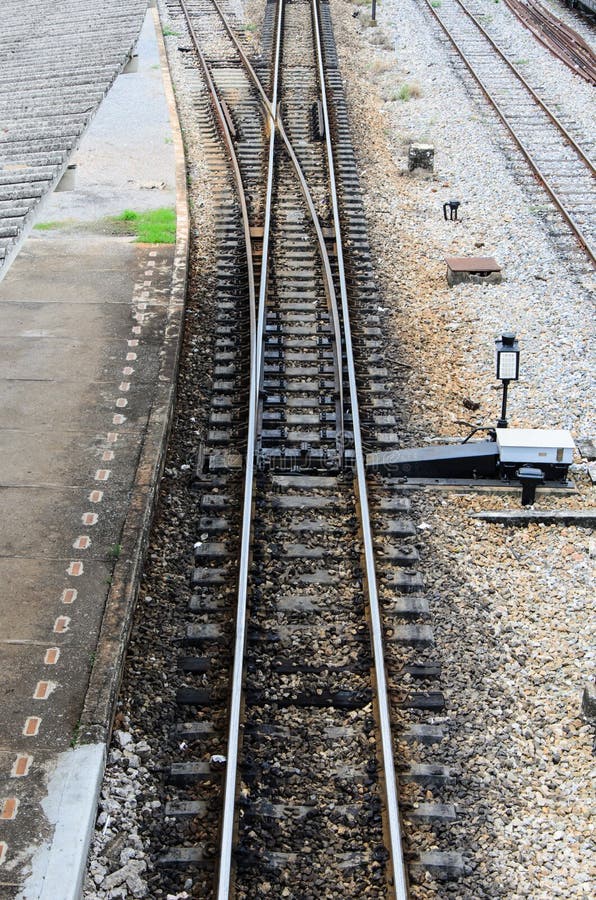 Spoorweg in zwart-wit stock foto. Image of thais, centraal - 55590860