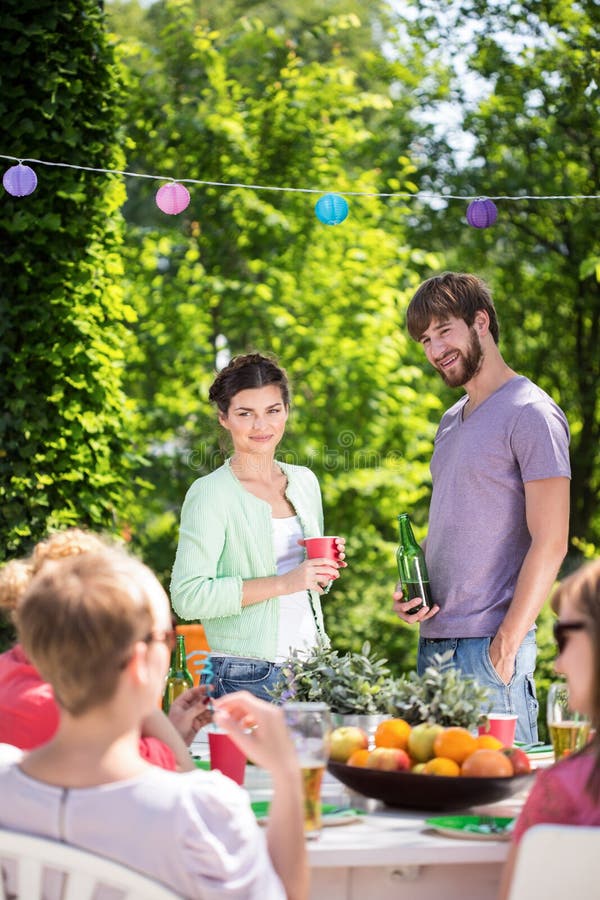 Gartenfest stockfoto. Bild von abend, feier, lehnsessel - 30272052