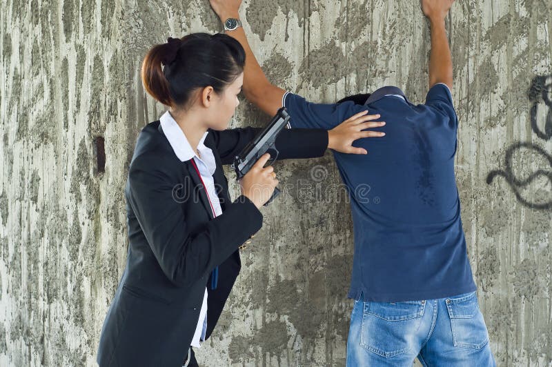 Verdachte Onder Arrestatie. Stock Foto - Image of pistool, doel: 33059382