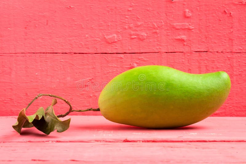 Verde Del Mango Sul Rosa Di Legno Di Colore Immagine Stock - Immagine ...