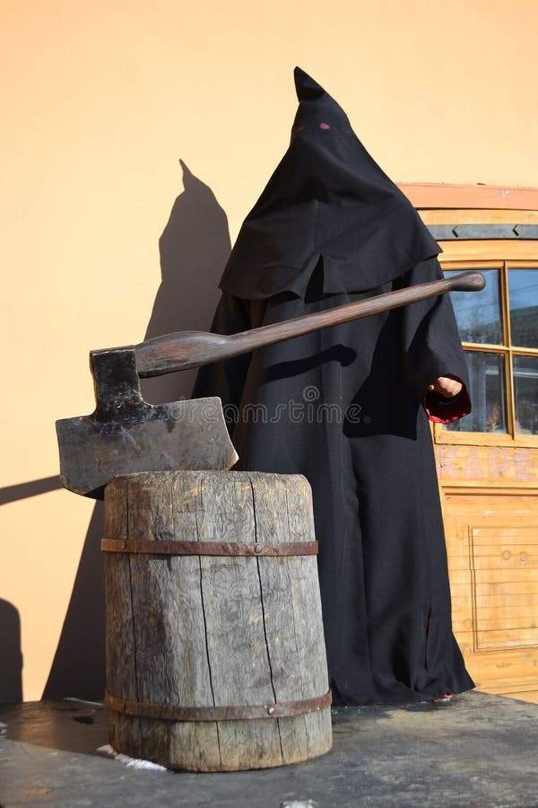 Verdugo De La Pena De Muerte Con Un Hacha Enorme Foto De Archivo