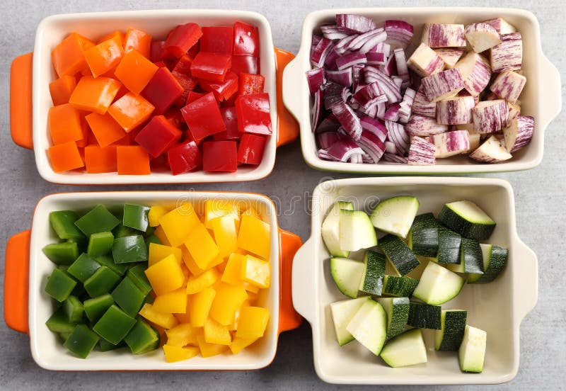 Verduras Cortadas En Cuadritos Foto de archivo - Imagen de pimientas ...