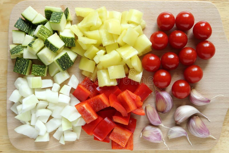 Verduras Cortadas En Cuadritos Imagen de archivo - Imagen de tajado ...