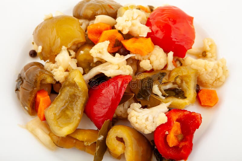Verduras De Encurtido Mixto En Placa Blanca Foto de archivo - Imagen de ...