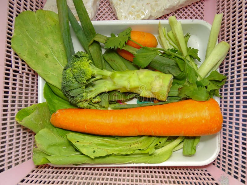 Verduras En Un Recipiente Rosa Imagen de archivo - Imagen de envase ...