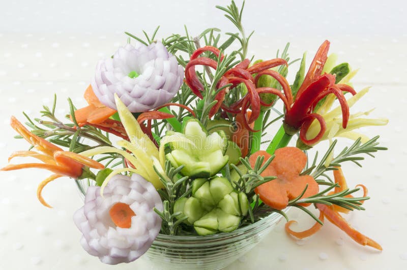 Verduras Formadas Flor En Un Cuenco Imagen de archivo - Imagen de ...