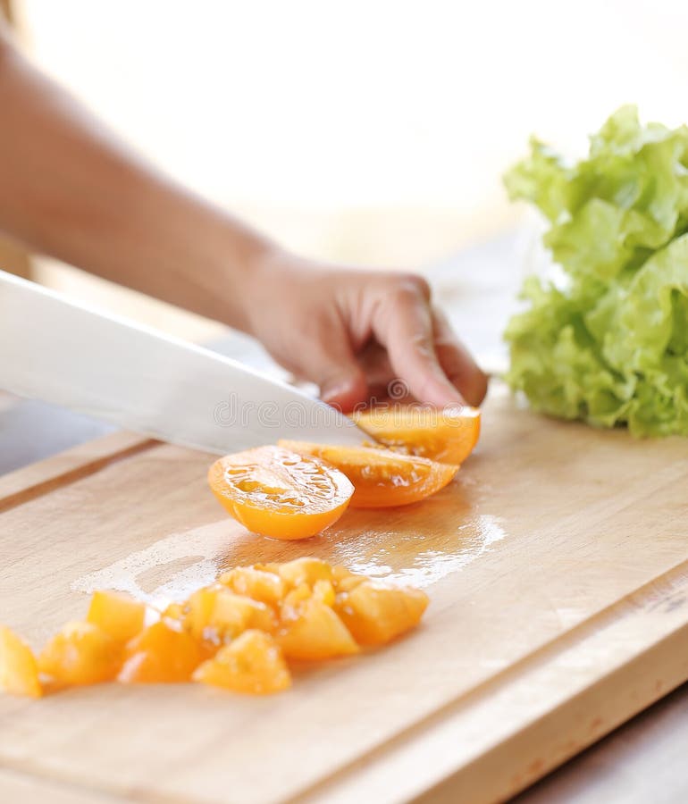 Verduras que son cortadas foto de archivo. Imagen de productos - 45345904