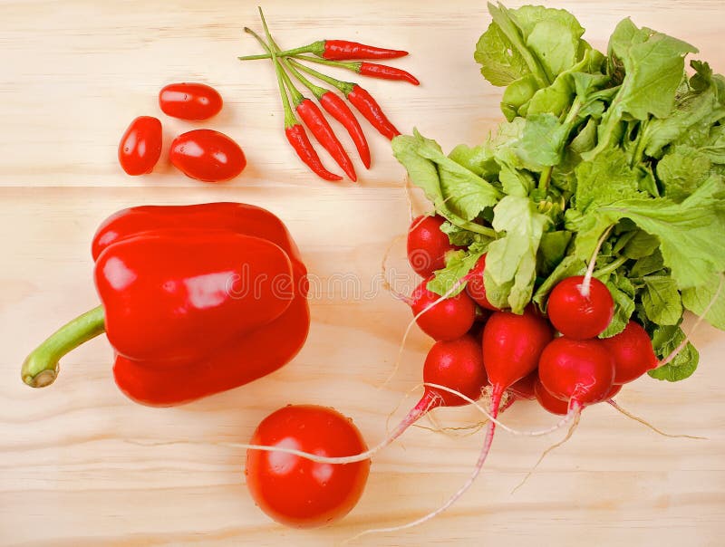 Verduras Rojas En Un Fondo De Madera Imagen de archivo - Imagen de ...