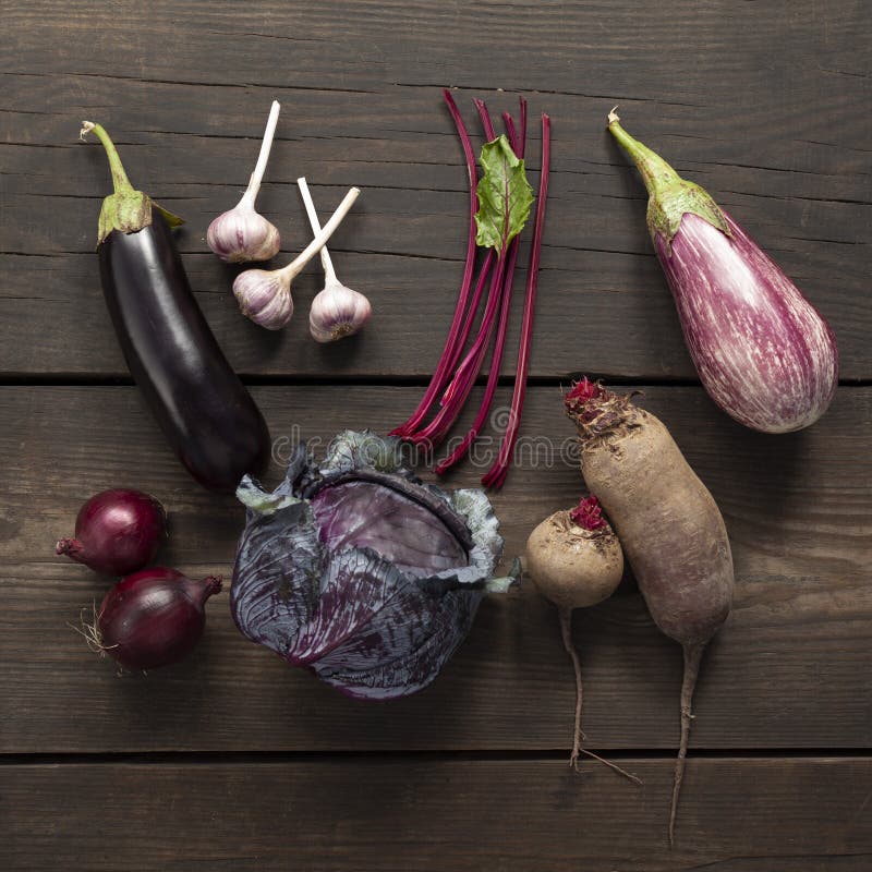 Verduras Violetas En Una Mesa De Madera Sin Desperdicios De Alimentos ...