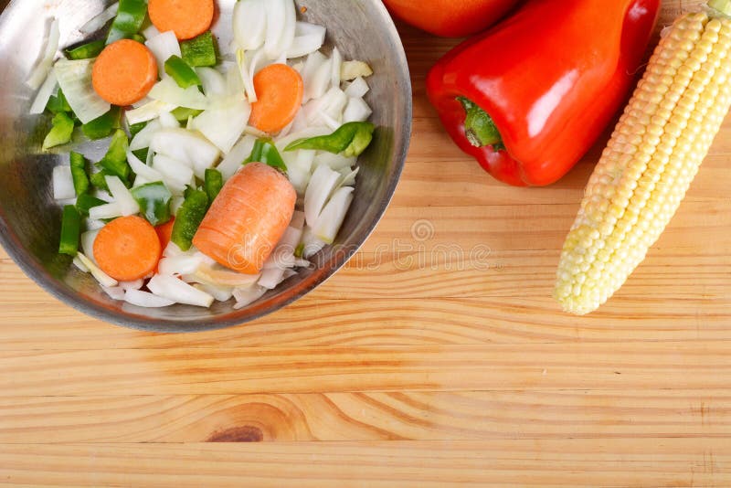 Verduras Y Condimentos En La Tabla De Madera Imagen de archivo - Imagen ...