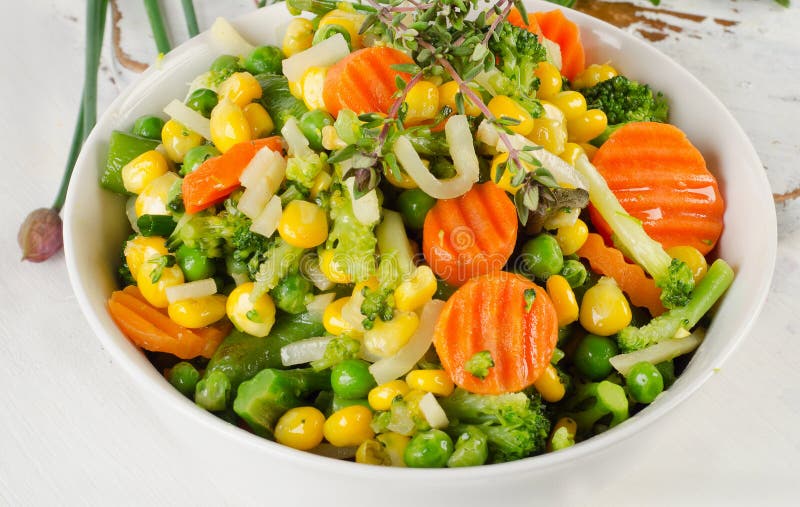 Verdure Miste Con Le Erbe Fresche in Ciotola Bianca Fotografia Stock ...