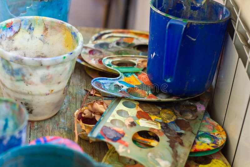 Verfpotten En Paletten Op De Tabel Stock Afbeelding - Image of verf ...