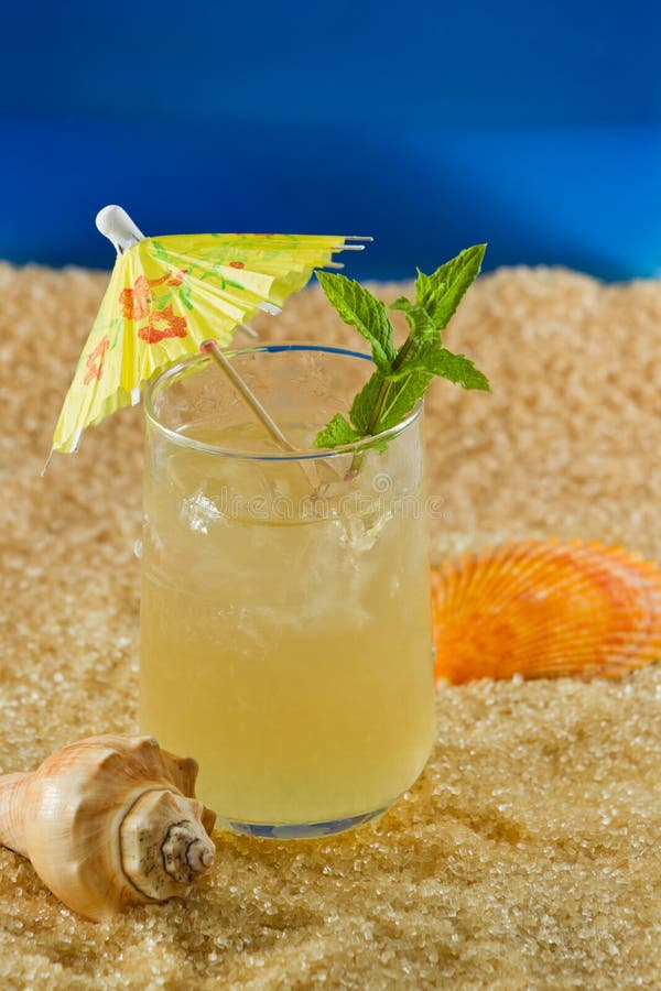 Verfrissende Drank Op Het Strand Stock Foto - Image of bellen, drank ...