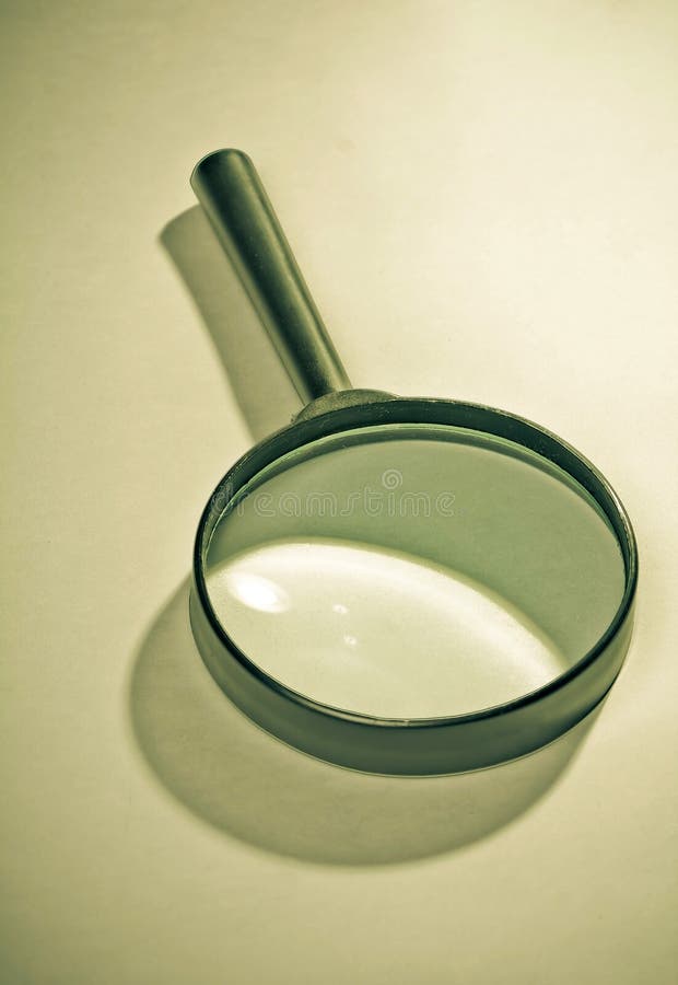 Vergrootglas stock foto. Image of analyse, macro, zoek - 16000004