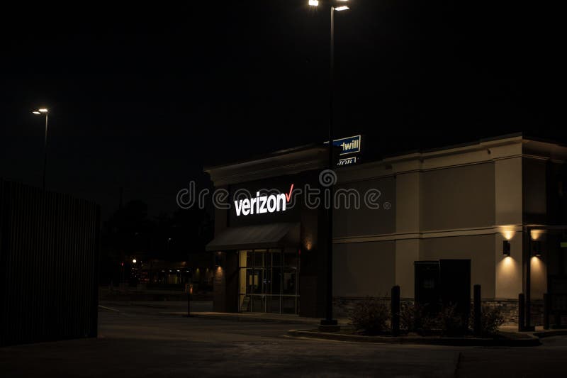 Verizon Retail Store at Night Illuminated Editorial Photography - Image ...