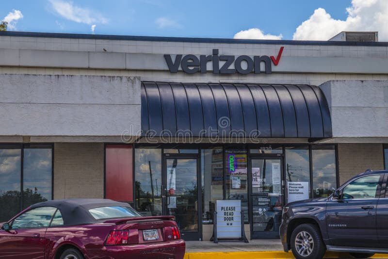 Verizon Store with signs editorial image. Image of cell - 201735165