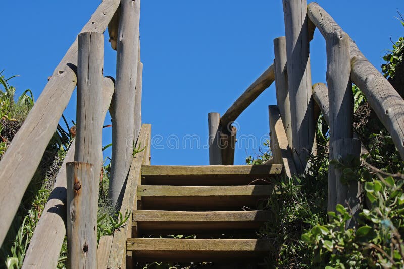 VERJA DE MADERA EXTERIOR Y PASOS EXPUESTOS a LOS ELEMENTOS Imagen de ...