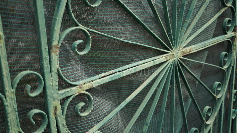 Verja en metal verde imagen de archivo. Imagen de plataforma - 109159587