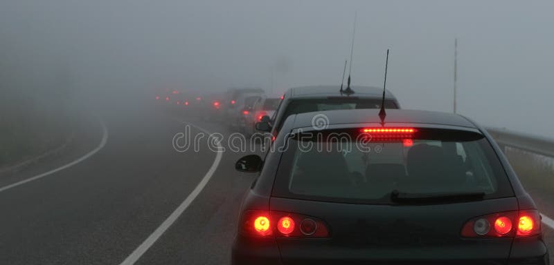 Auto die in mist verdwijnt stock foto. Image of aansluting - 13389354