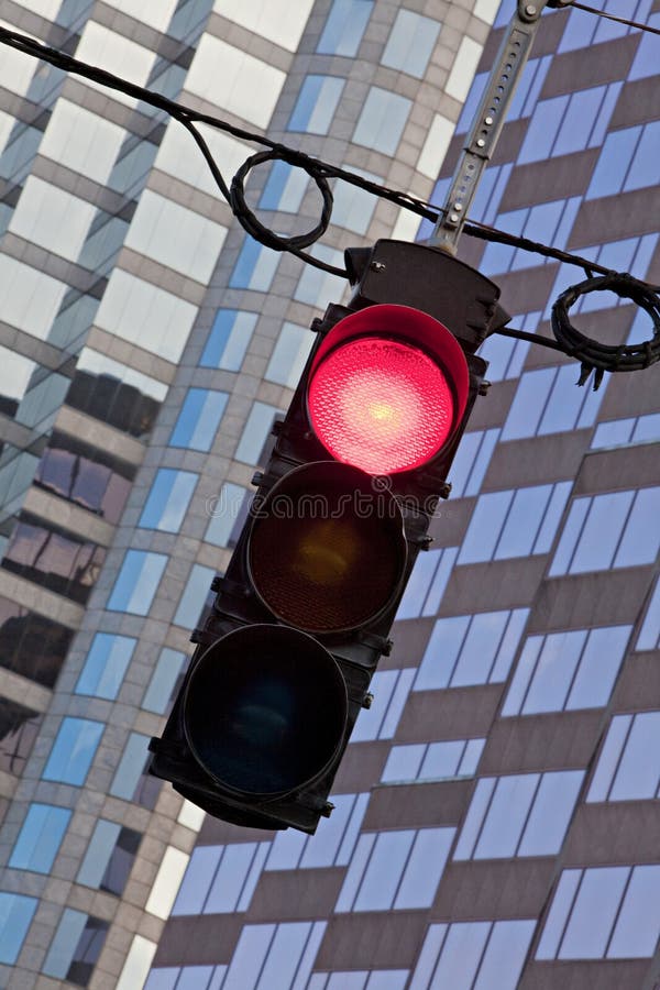Rood Verkeerslicht Voor Voertuig En Mens Op Straat in Berlijn, Ger ...