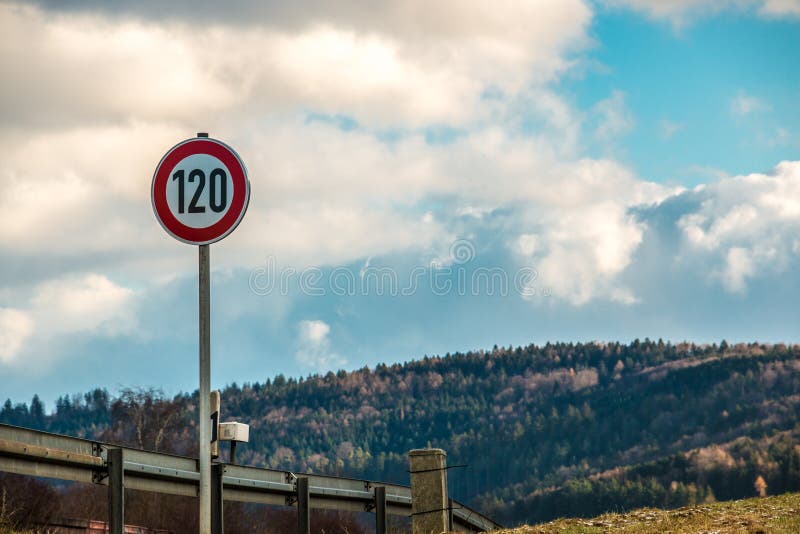 Verkehrszeichen, Das 120 Kilometer Pro Stunde Bedeutet Stockbild - Bild ...