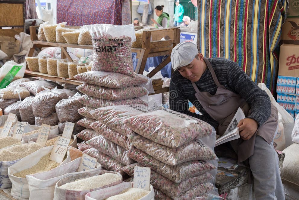 Verkoper Bij Osh-de Krant Van De Bazaarlezing Redactionele Stock ...