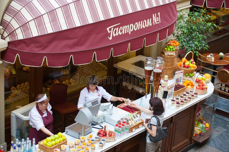 Verkoper Die Geld Van Koper Nemen Redactionele Afbeelding - Image of ...