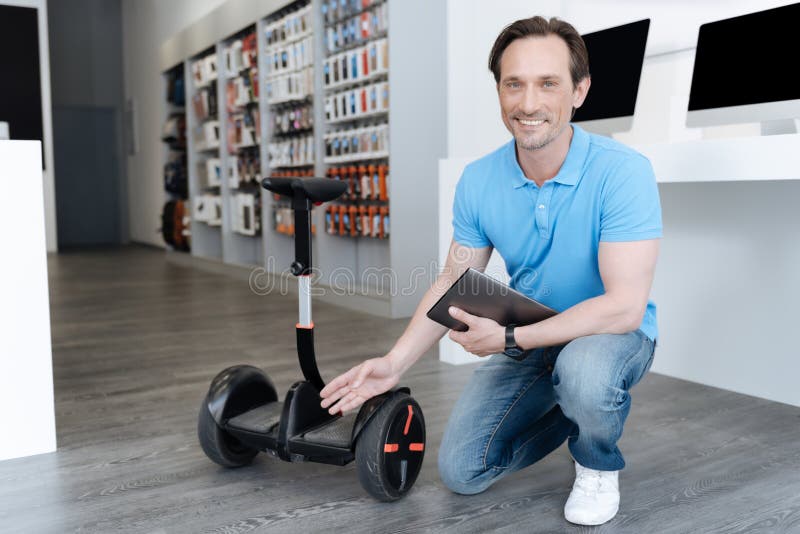 Verkoper Het Stellen Voor Camera Met Tablet En Mini Segway Stock Foto ...